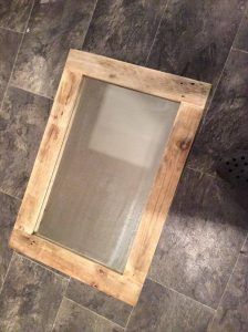 DIY Reclaimed Pallet Mirror