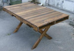 DIY Rustic Pallet Dining Table