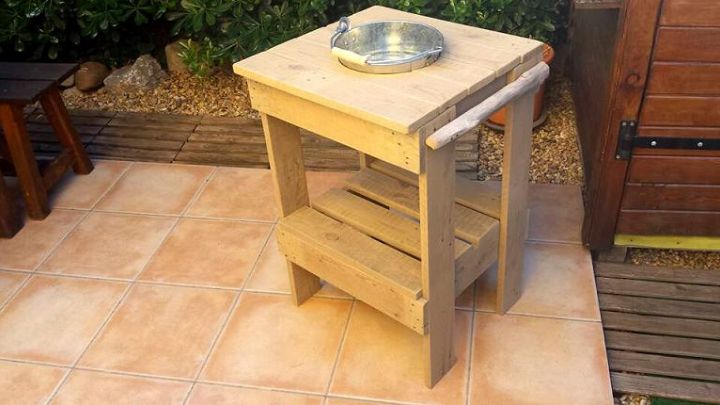 Wood Pallet Ice Bucket Table
